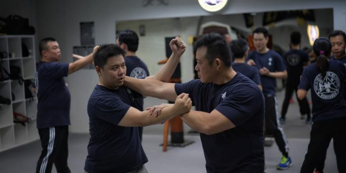 How to use TRAPPING in Self-Defense - Martial Tribes